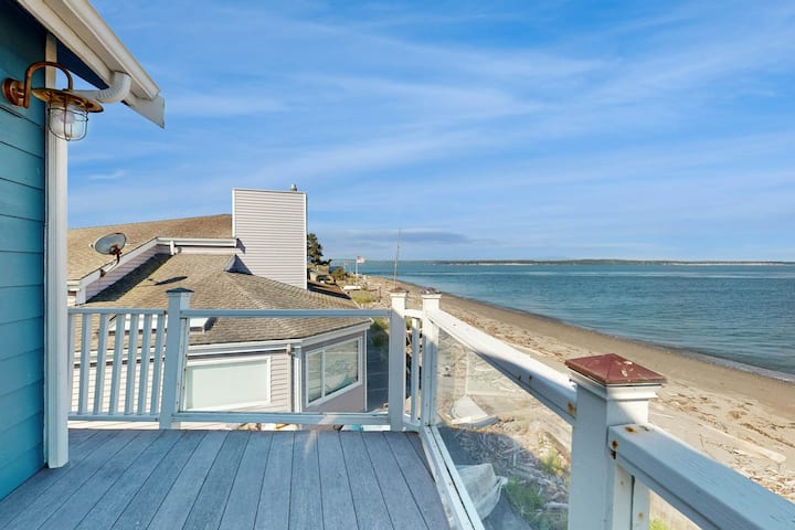 Stunning 3br Oceanfront Retreat With Fireplace - 포트 타운센드