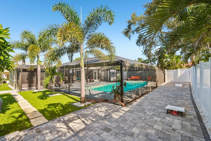 Pool, Mini Golf, Pool Table, Fire Pit, Sleeps 10 - Madeira Beach, FL