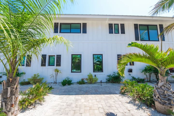 Bay Breezes ~ Poolside Cottage Near Pine Ave - Anna Maria, FL