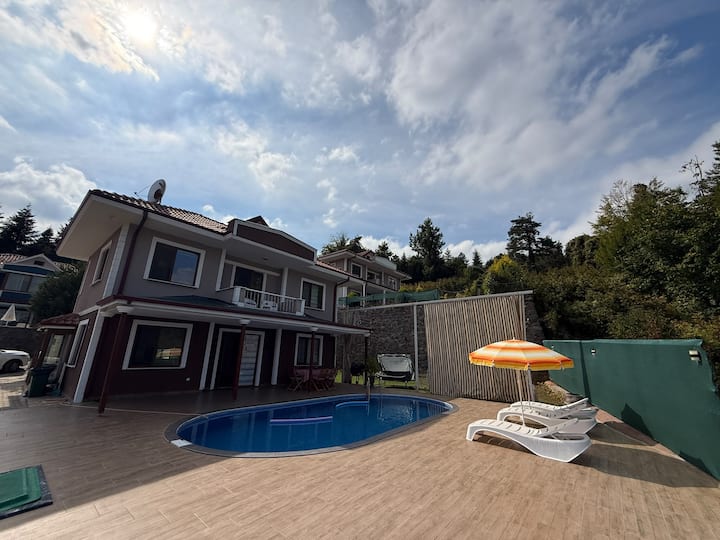 Sapanca Gölü Manzaralı, Huzurlu, Havuzlu Villa - Sapanca