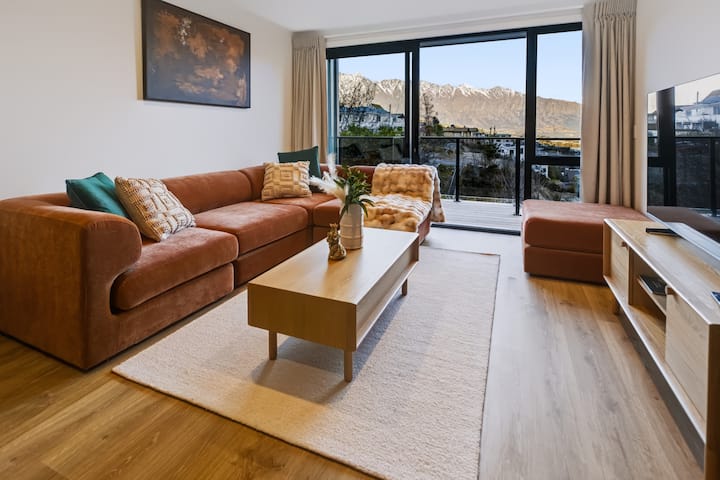 Elevated Queenstown Hill Villa - Queenstown
