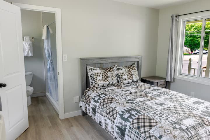 Room 34 (1 X Queen) - Lake George, NY