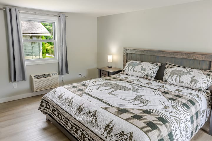 Room 35 (1 X King) - Lake George, NY