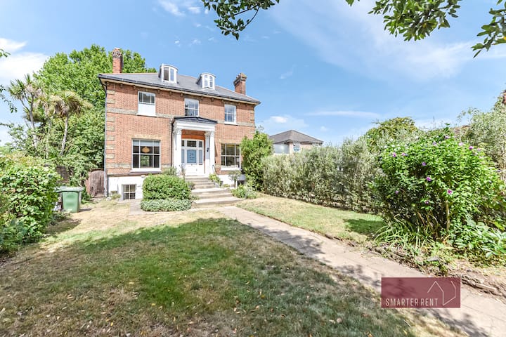 Hampton Court, 5 Bed House, Parking - Hampton