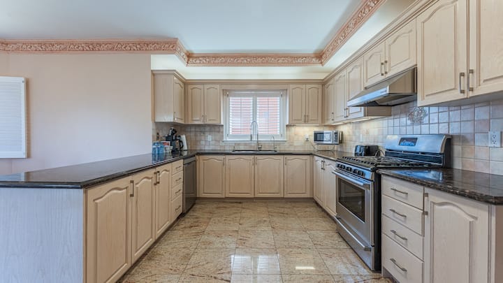Your Bright 3br Home Away From Home | Entire House - Markham