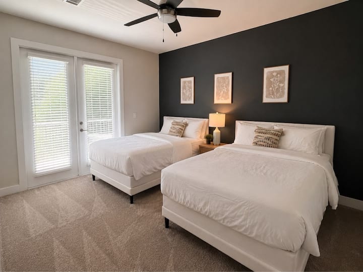 Chic 2br Lakeside Family - Getaway King · Pool+gym - Irving, TX