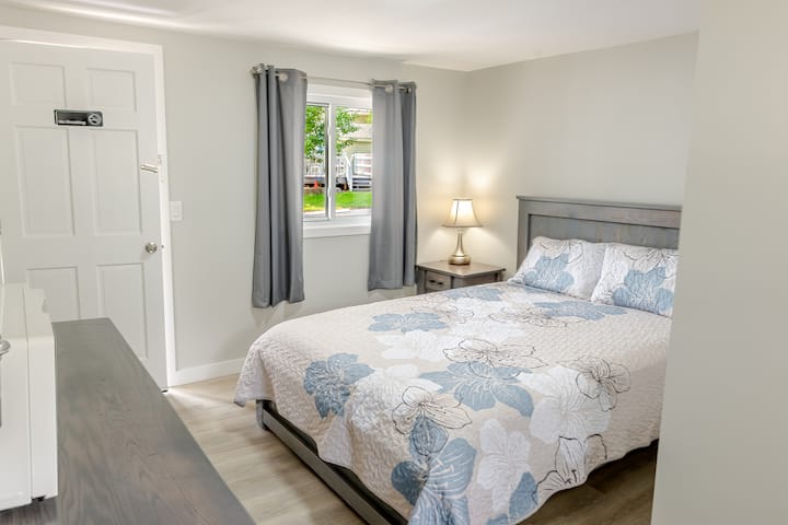 Room 38 (1 X Queen) - Lake George, NY