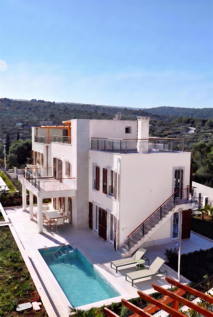Villa Terra: Pool & Rooftop Cinema - Postira