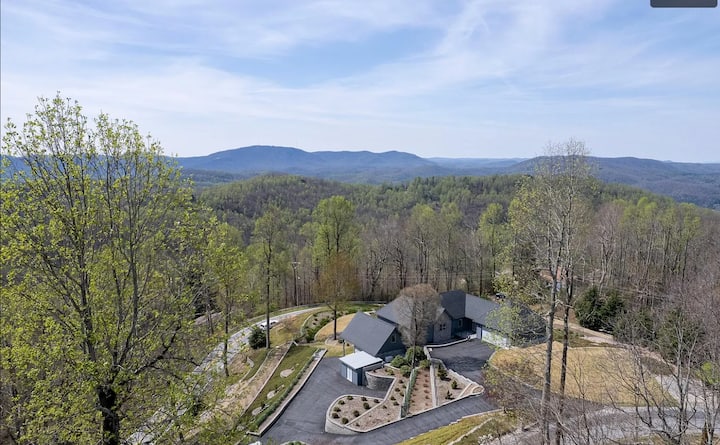 Luxury Mountain Retreat | Blue Ridge | Sleep 16+ - Hendersonville, NC