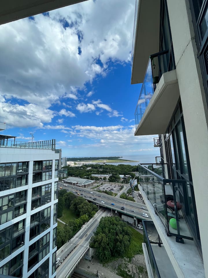 Modern 1br + Den In The Heart Of Liberty Village - Toronto