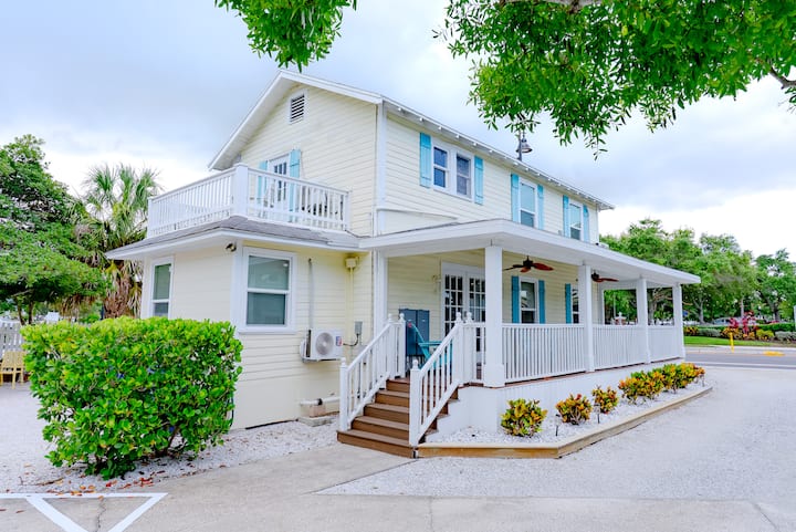 Walk To Downtown Dunedin/spacious 4br Retreat - Dunedin, FL