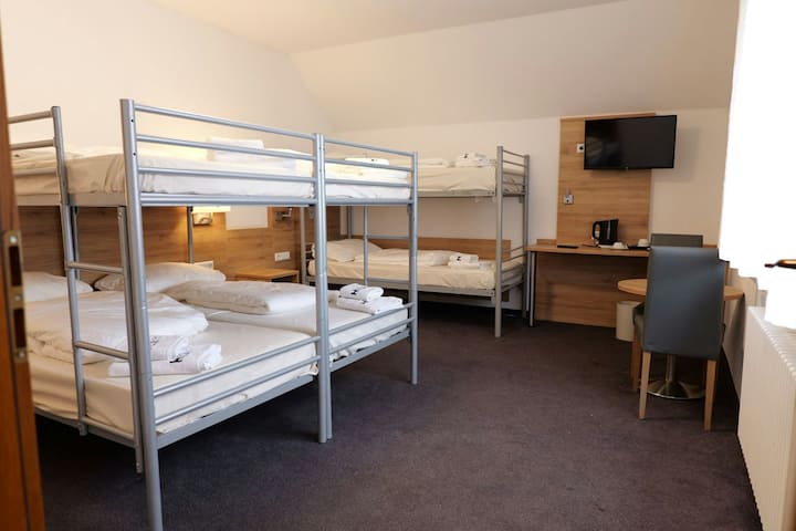 Private Hotel Room For 6 - Free Parking - Stuttgart