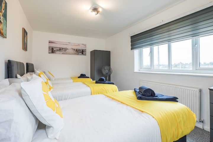 Airport Lounge L 50% Discount L 14 Day Enquiries - Macclesfield, UK