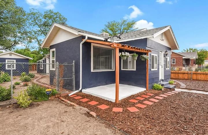 Large 3br/2bth Home With Dedicated Work Space - Pueblo, CO