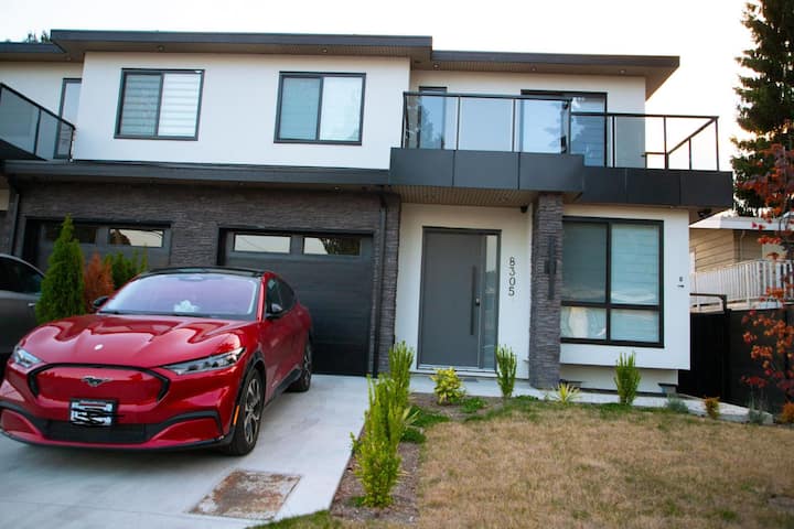 Luther Luxury Garden Suite | Private Entrance - Surrey