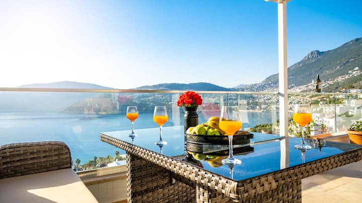 Kalkan'da Merkezi Konumda 10 Kişilik Villa - Kalkan