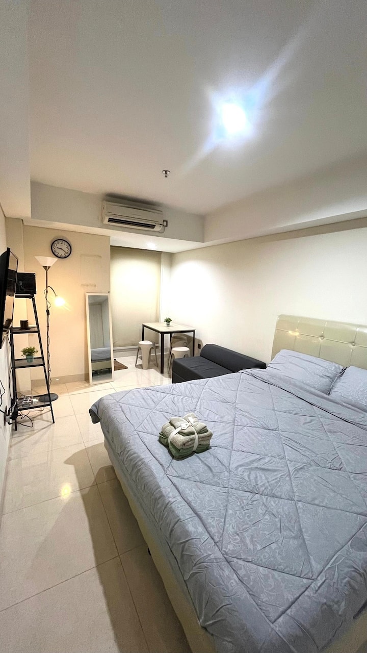Best Location Studio Apt,
Up To 4 Person / Family - Semarang