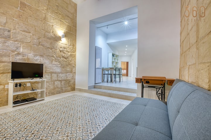 Stylish 2br Maltese Maisonette W/ Terrace, Luqa - Malte