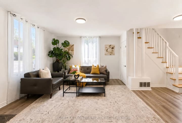 Roomy Family Home, Large Backyard, Long-term Stay - Newmarket
