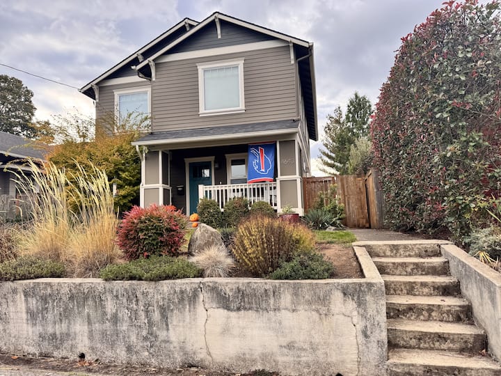 Alberta Arts Retreat | Private 2br + Theater - Portland, OR