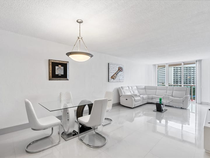 Luxury Sunny Isles Condo Steps To The Beach - Sunny Isles Beach, FL