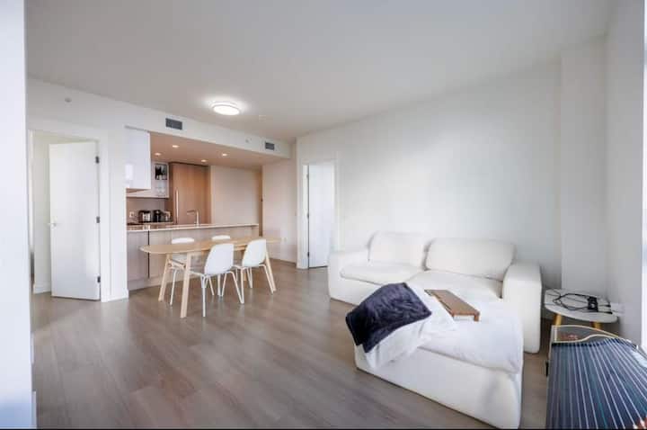 Water View 2b2b Condo By Skytrain - New Westminster
