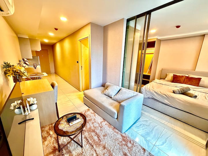 Newroom Off20%gym/pool/asoke Center Skv23/5min Bts - Bangkok