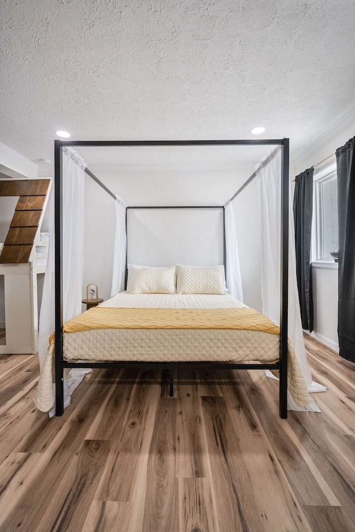 The Presidential Studio: A Golden Getaway - Kokomo, IN