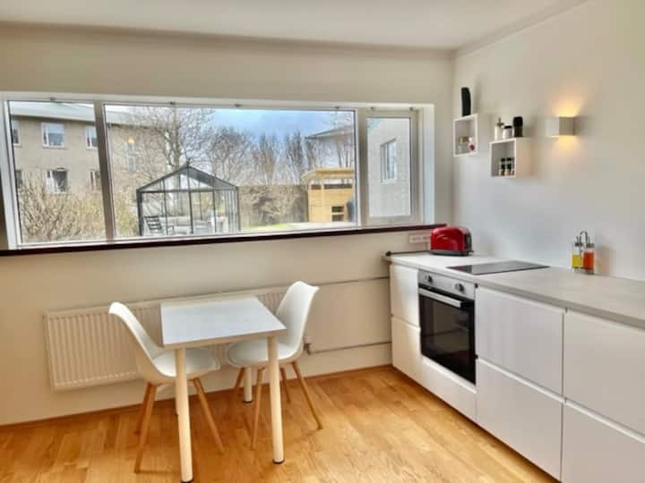 Peaceful Apartment Near The City Center - Iceland
