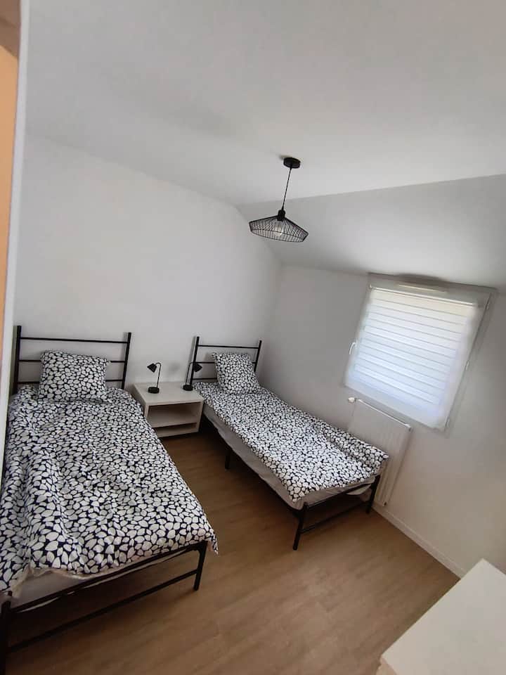 Chambre Confortable Avec 2 Lits Simples - Combourg