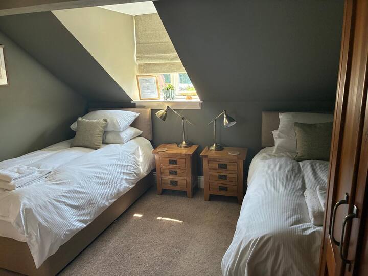 Twin Room At The Cross Keys Inn, Thixendale - Malton