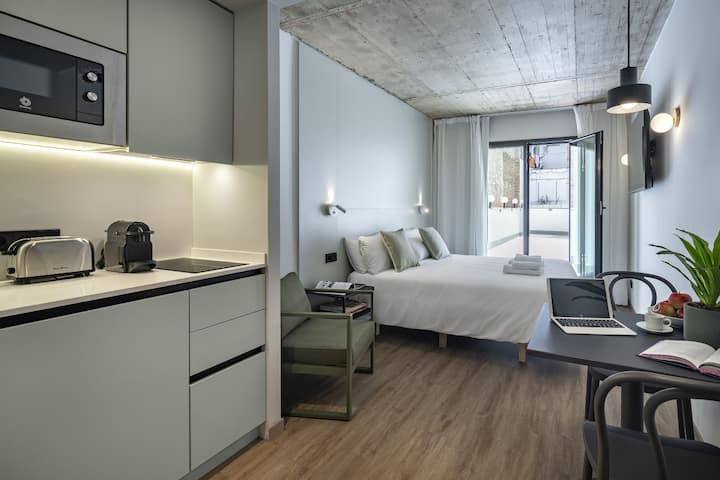 Chloe 11 Terrace Studio With Pool & Private Patio - Sant Boi de Llobregat
