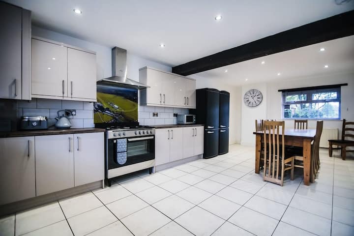 Knavesmire Cottage - Hot Tub, Sleeps 10 - York