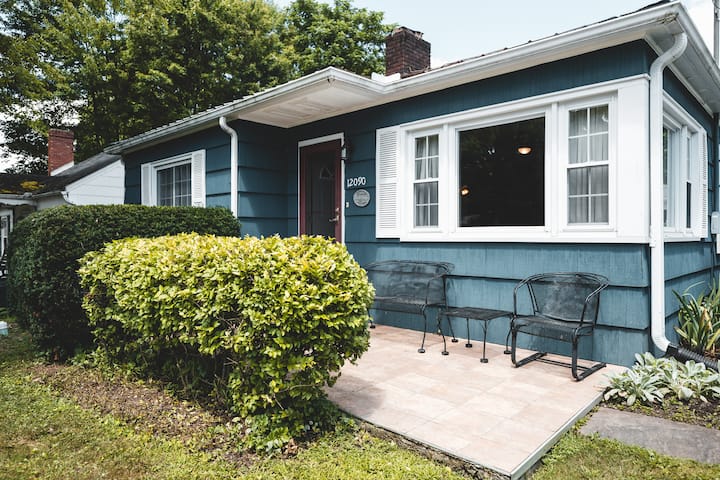 Charming Conneaut Lake Cottage | Walk To Beach - Conneaut Lake, PA