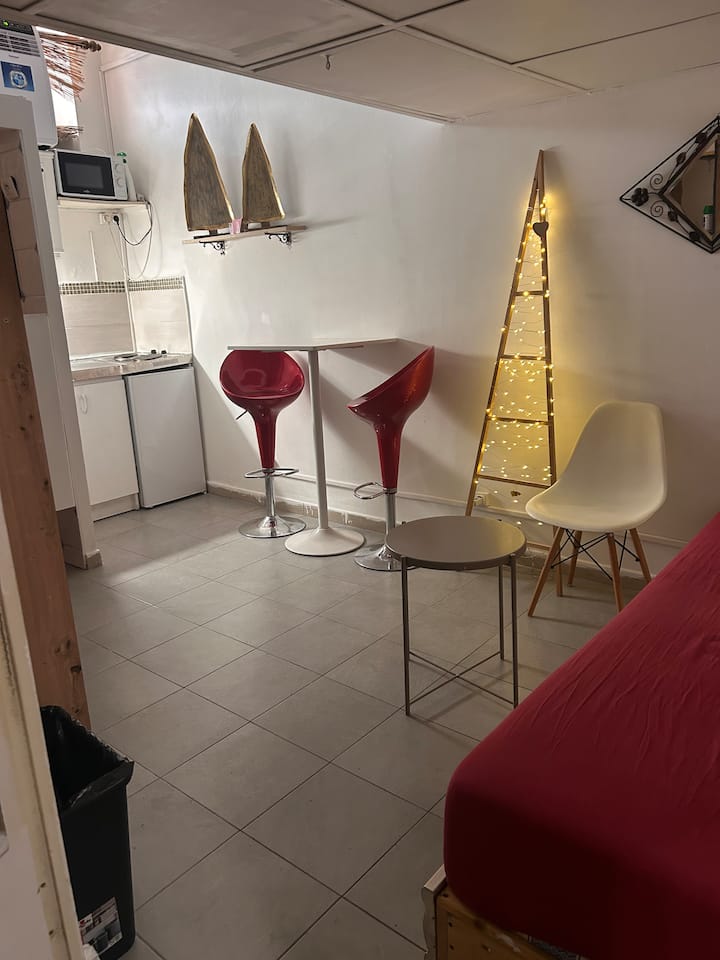 Studio En Sous-sol Rénové Et Calme - Marseille