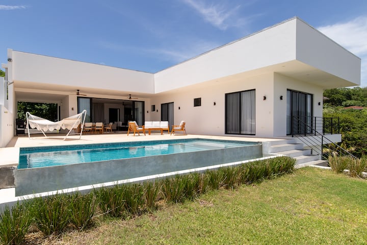 Pool, Ocean Views & Wi-fi For All The Selfies - San Juan del Sur