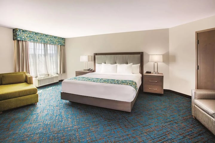 1br King | La Quinta Woodbury | Hot Tub - Woodbury, MN
