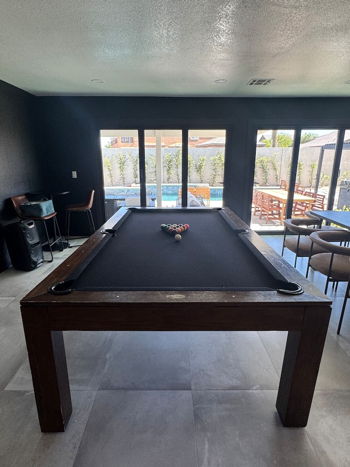 Palm Tree Retreat | Luxury 21 Beds Strip Views - Henderson, NV