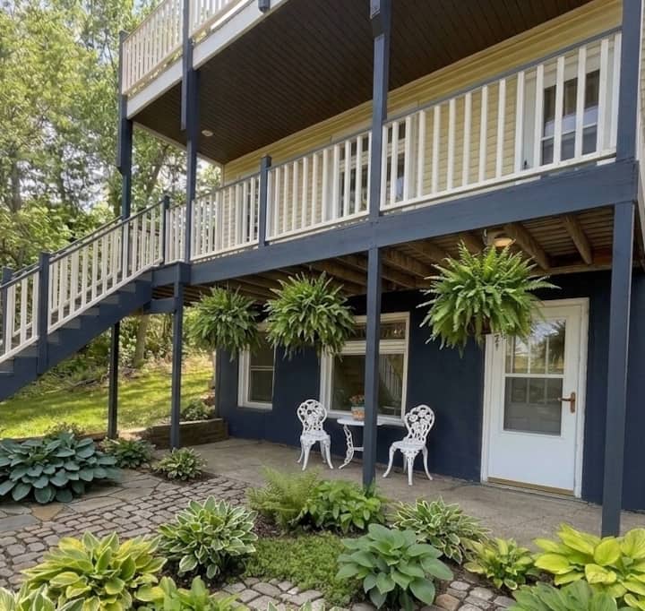 Bright, Cute Lakeview Apartment In Prime Location! - Duluth, MN
