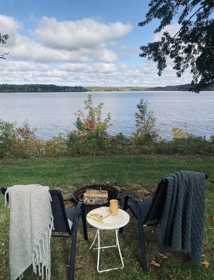 Cozy Lakefront Cottage Dock, Fire Table - New Brunswick