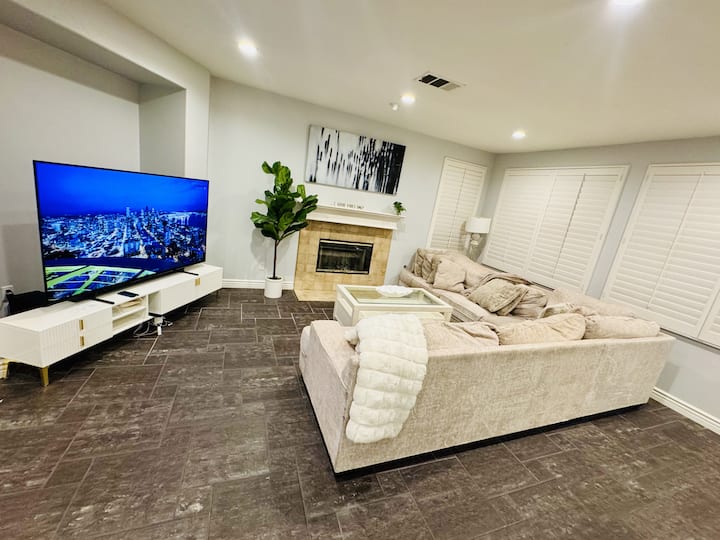 Private Room In A Serene Santa Clarita Home. - Magic Mountain, CA