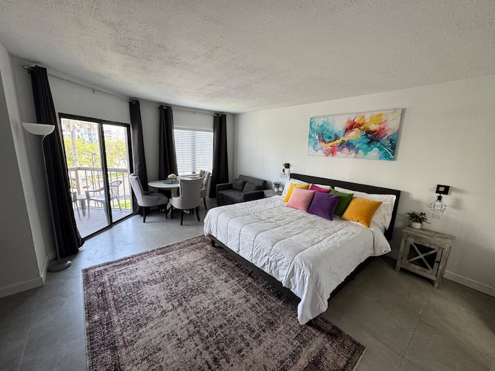 Vibrant Private Studio  King Bed  Near Universal - Universal Orlando Resort, Orlando