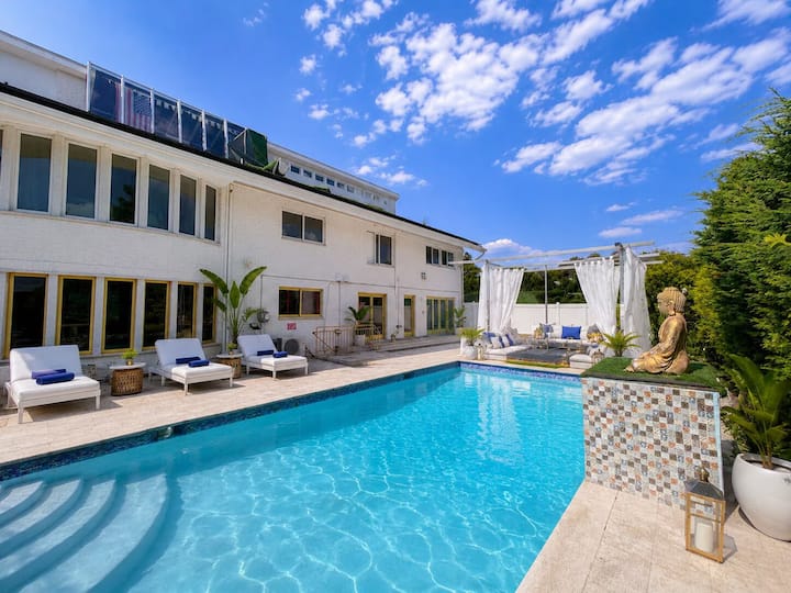 Luxury 5br Estate, Nyc A World Behind Gates - Great Neck, NY