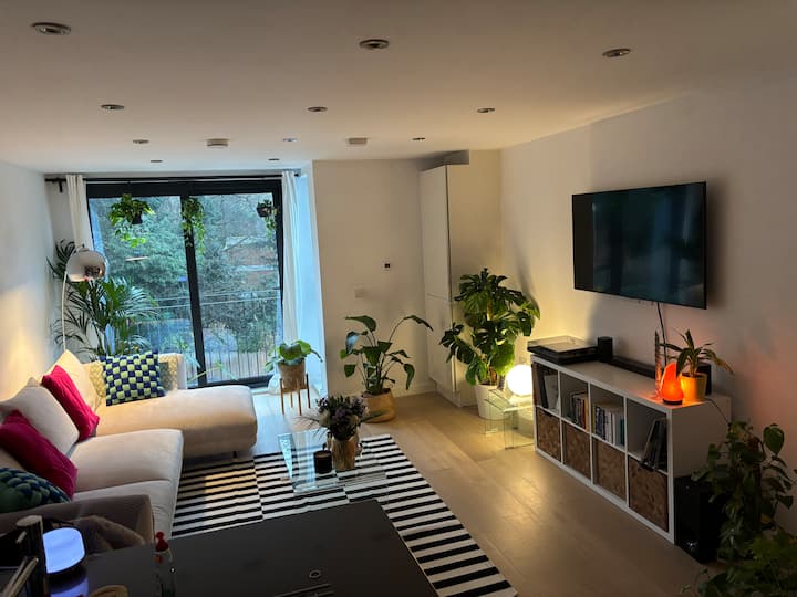 Bright Central Surbiton Flat On Station - Surbiton