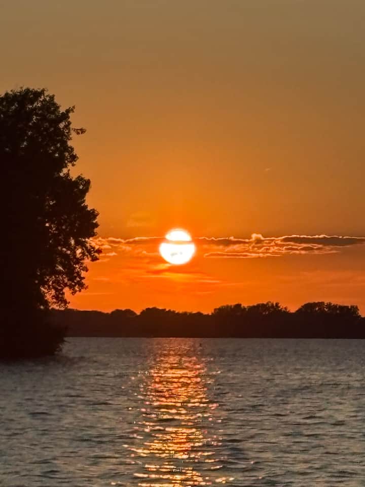 The Big Easy Waterfront Home - Lakeview, OH
