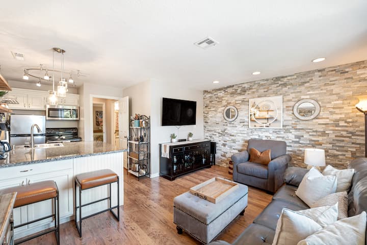 Peaceful 1br Retreat | King Bed, Balcony, Pools - Utah
