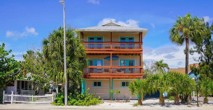 The Gulf House | Walk To Beach | 5br Retreat - Treasure Island, FL
