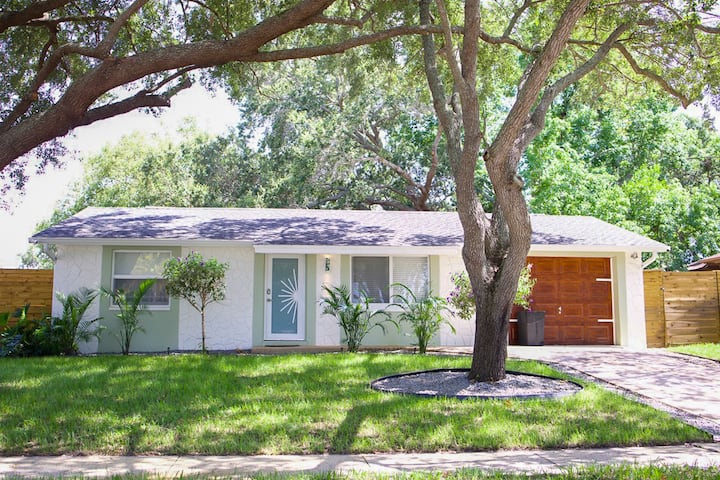 Sunset Beach Escape | Near Howard Park & Docks - Tarpon Springs, FL