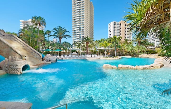 Luxury Resort | Sleeps 8 | Parking + Baby Stay - Surfers Paradise