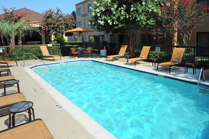 4 Modern Rooms In Houston Great For Adventures - Houston, TX